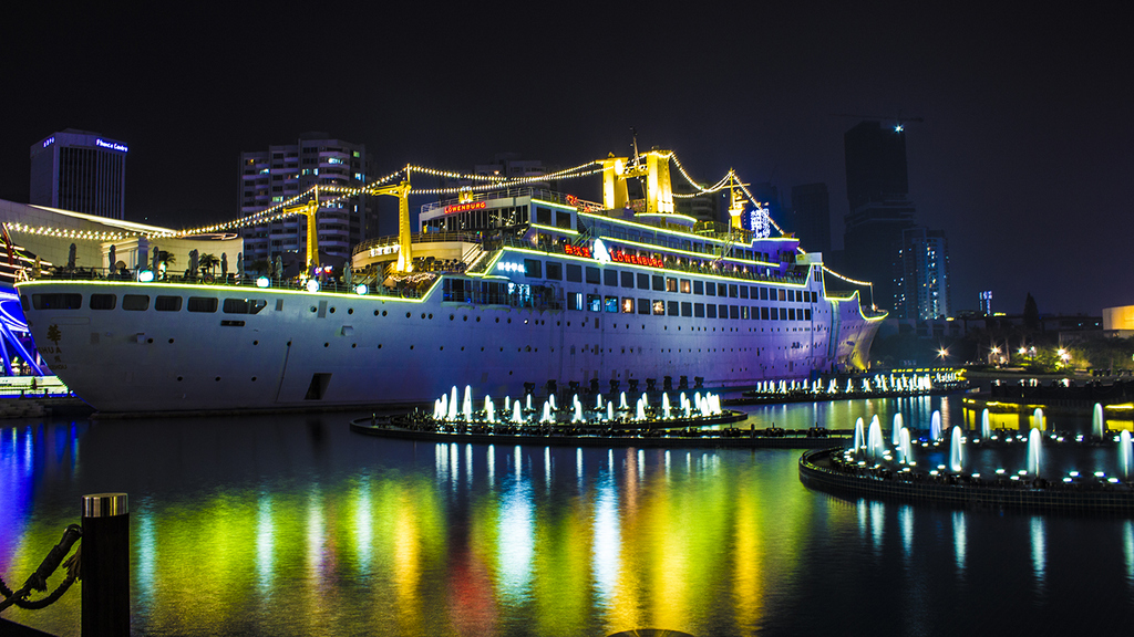 Colorful Light Decorating the Sea World - DERUN LED