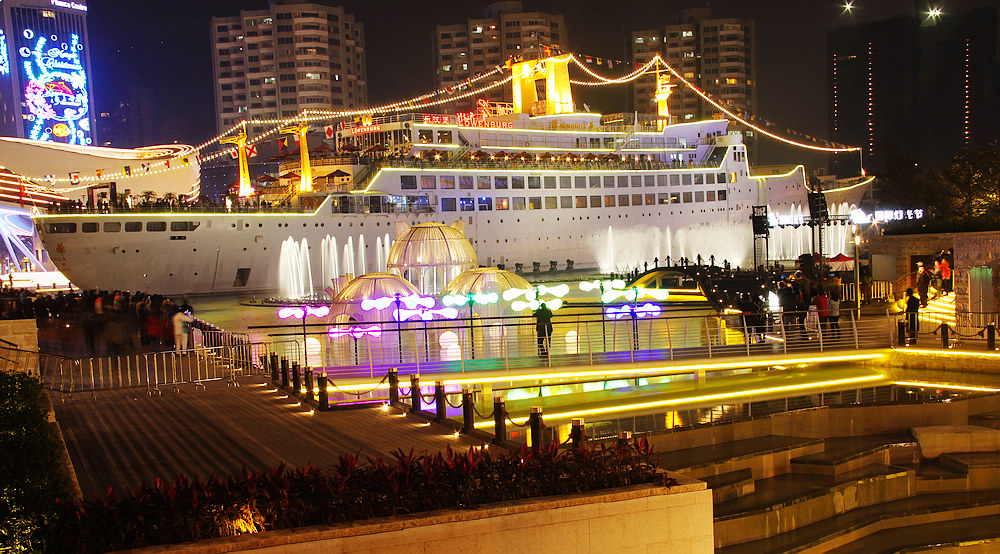 Colorful Light Decorating the Sea World - DERUN LED